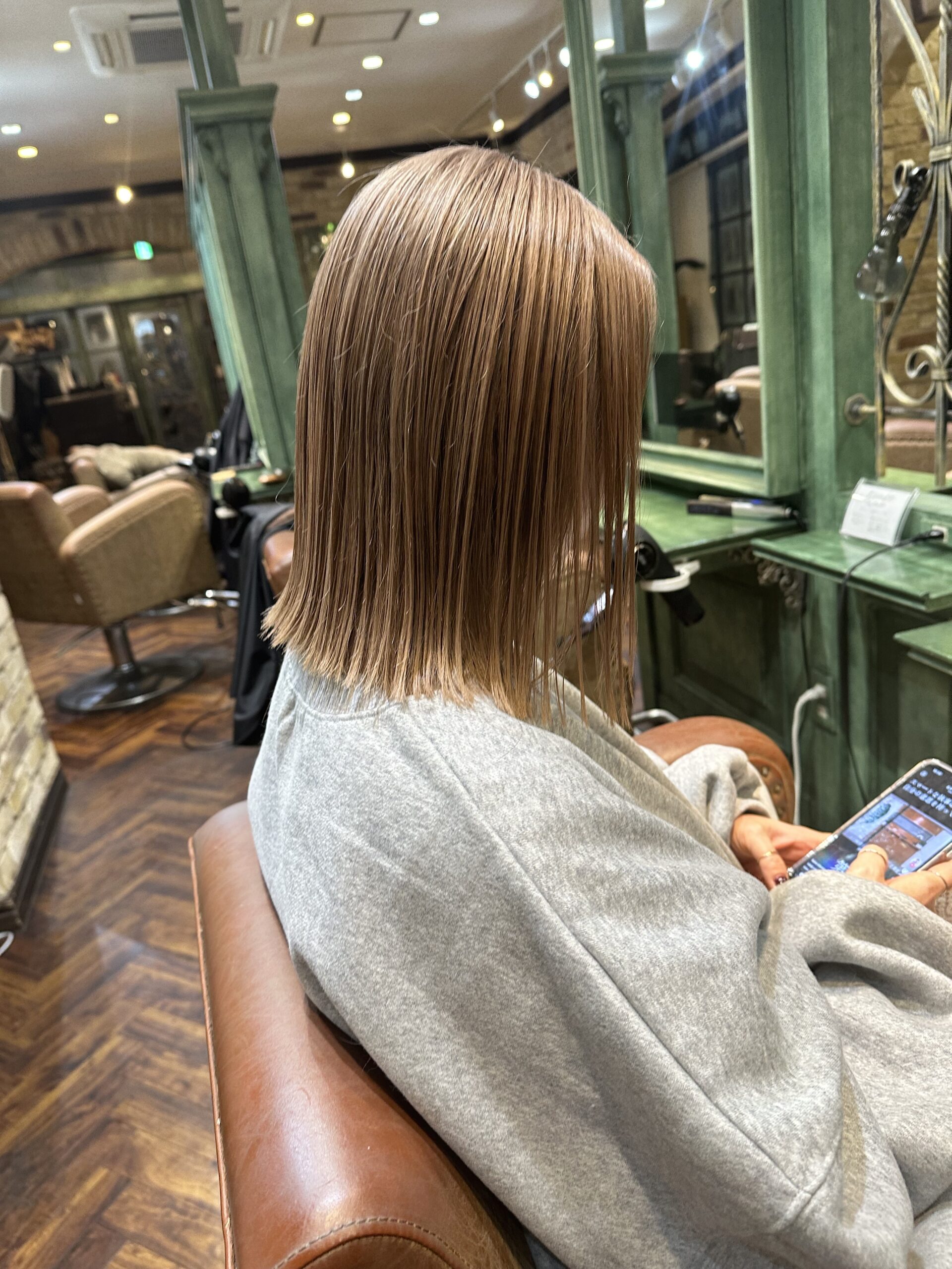 美容院でのおすすめな過ごし方は？スマホを触るのはOK？ - Monan