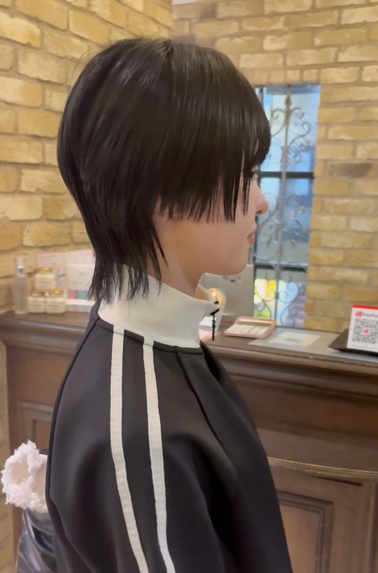 【2025年最新版】ウルフカットとは？似合う人やおすすめスタイル紹介 - Monan